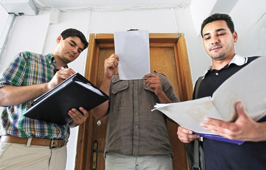 Un camatar se plange ca e agresat zilnic de reprezentantii unei banci ...